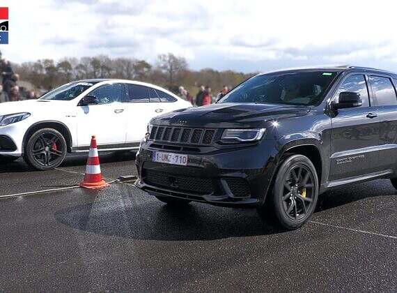 Watch a 1000HP Jeep Trackhawk Drag Race Like a Boss
